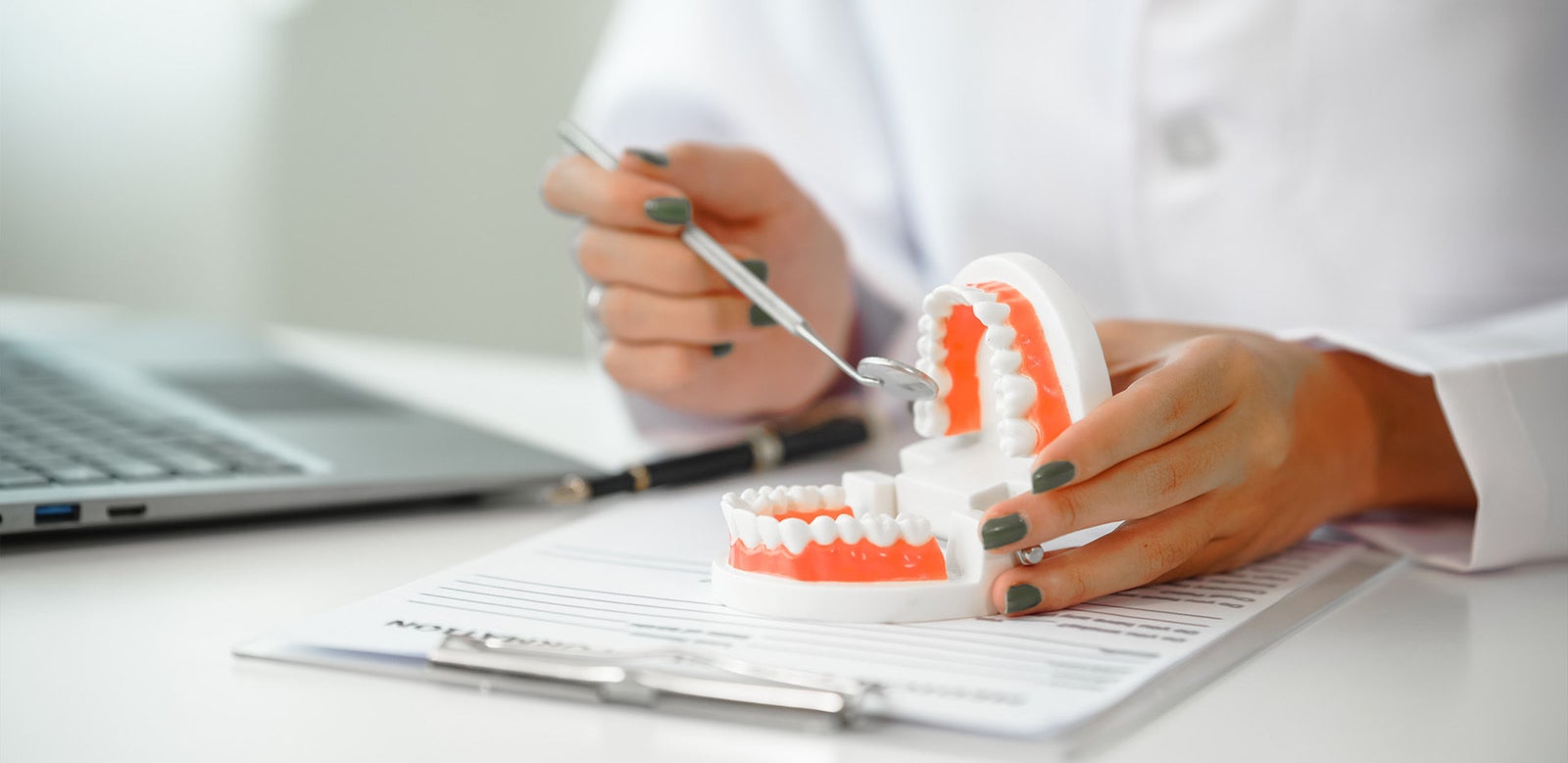 Le caséum, dépôt blanc sur les amygdales | elmex®