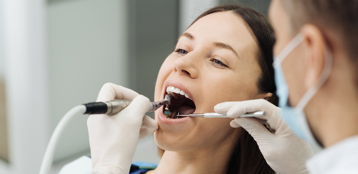 Le caséum, dépôt blanc sur les amygdales | elmex®